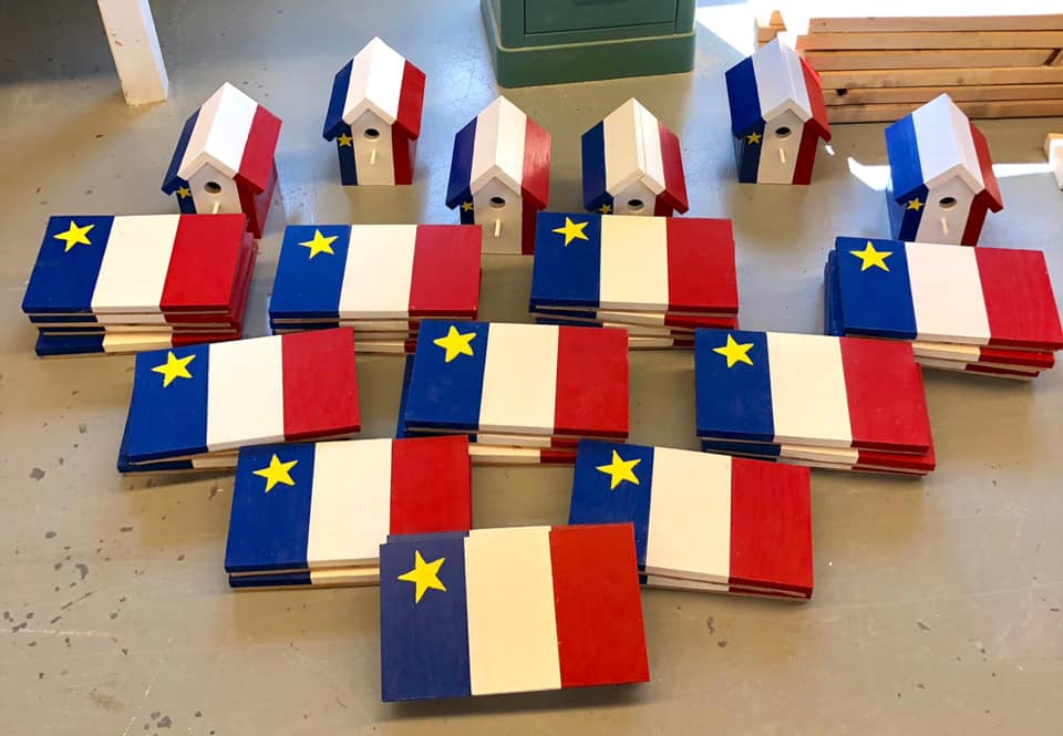 À vendre – cabanes à oiseaux et drapeaux acadiens – RDÉE